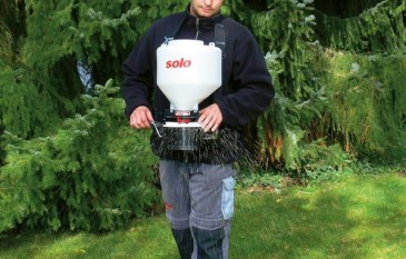 How does a Granulate Spreader sprayer operate?